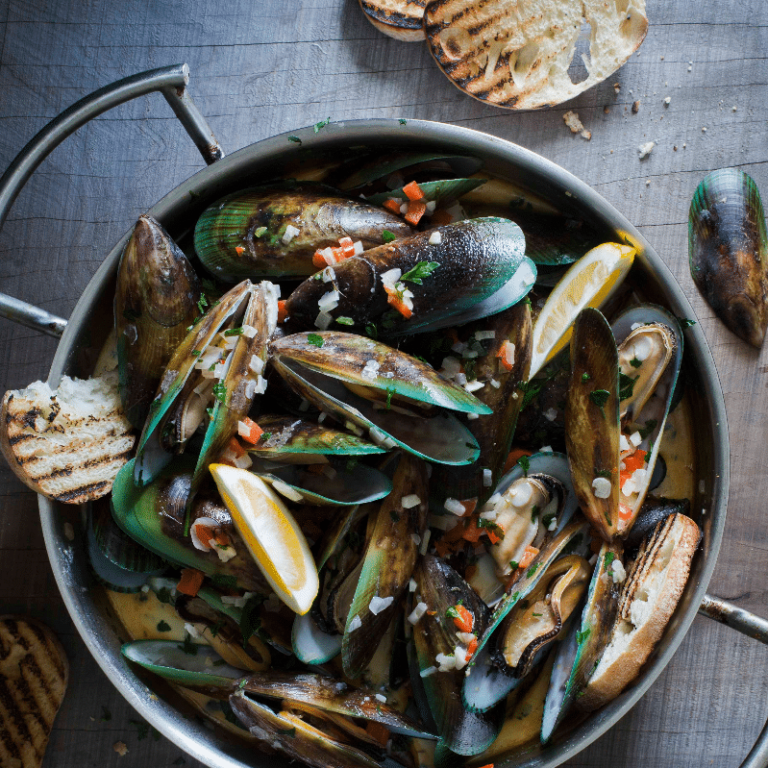 Chilli Garlic Mussels with Crusty Bread - Nadia Lim